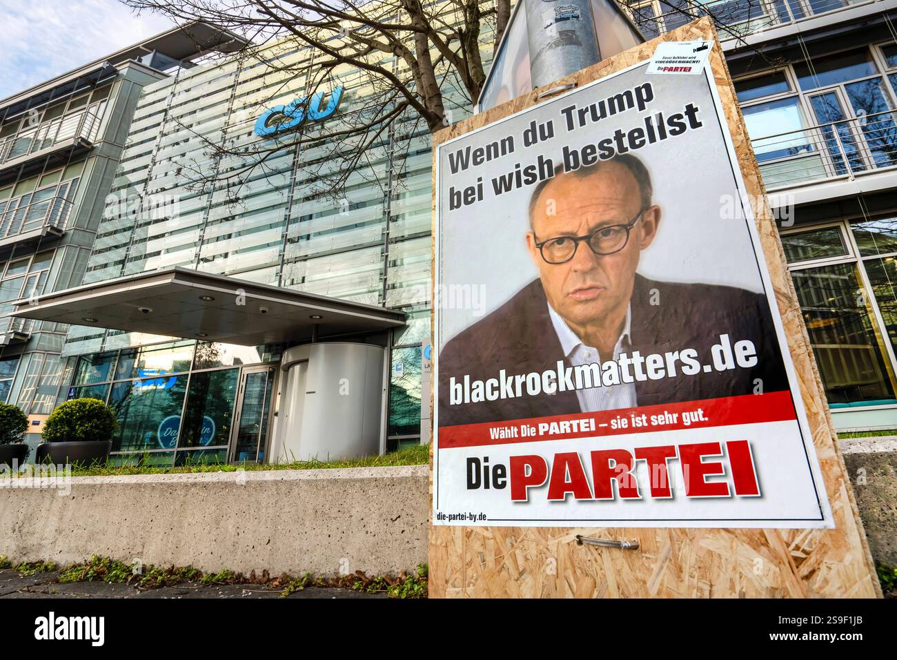 Wahlplakat der PARTEI mit Friedrich Merz vor der CSU-Zentrale, Thema ...