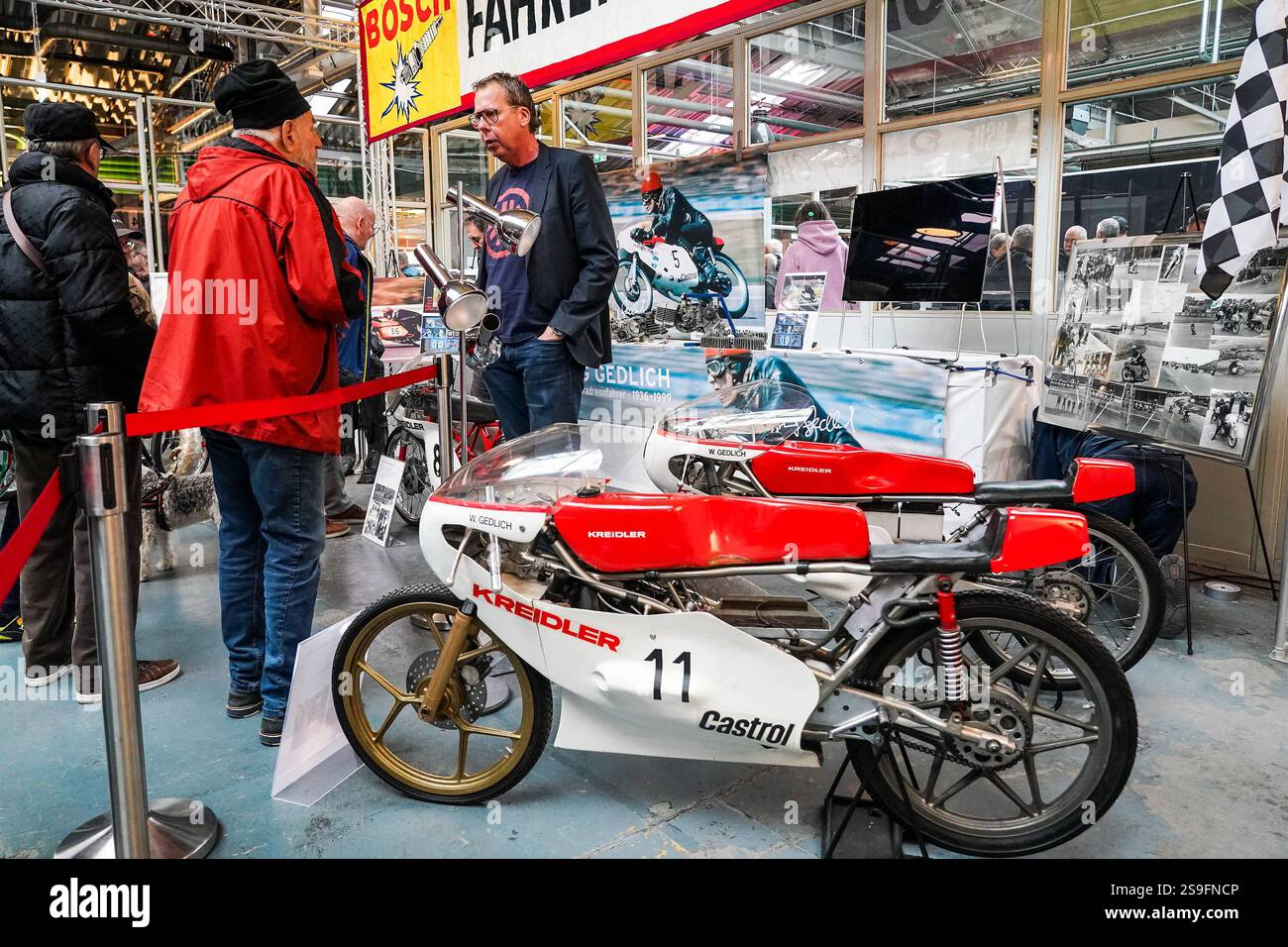 Markus GEDLICH im Gespräch mit Besuchern am Stand der Sonderausstellung ...