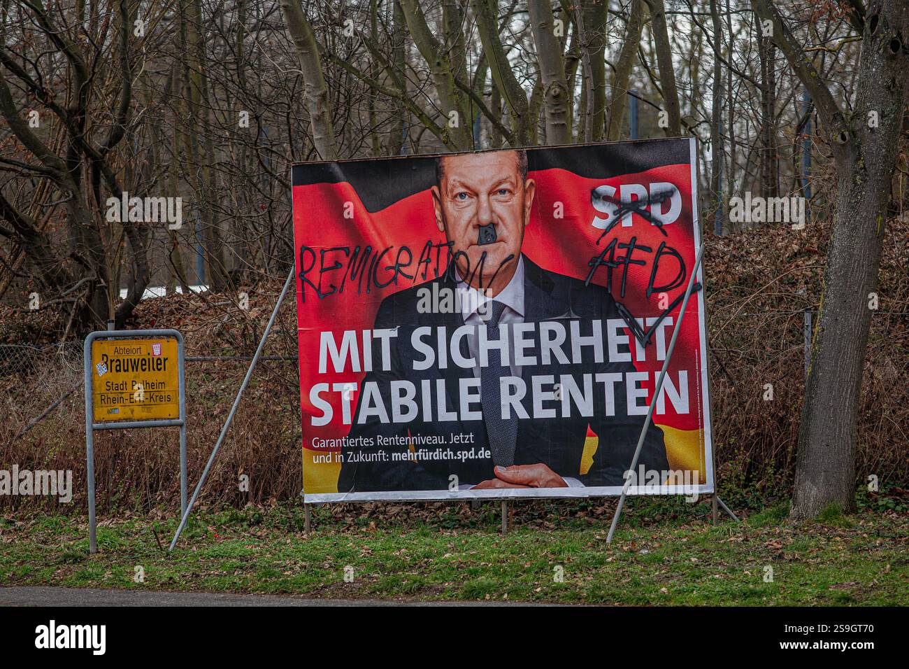 Mit Parolen verschmierte Wahlplakate zur Bundestagswahl am 23. Februar ...