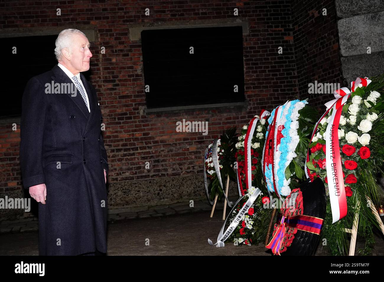 König Karl III. Bestaunt die „Todesmauer“ während einer Rundfahrt durch Auschwitz-Birkenau in ...