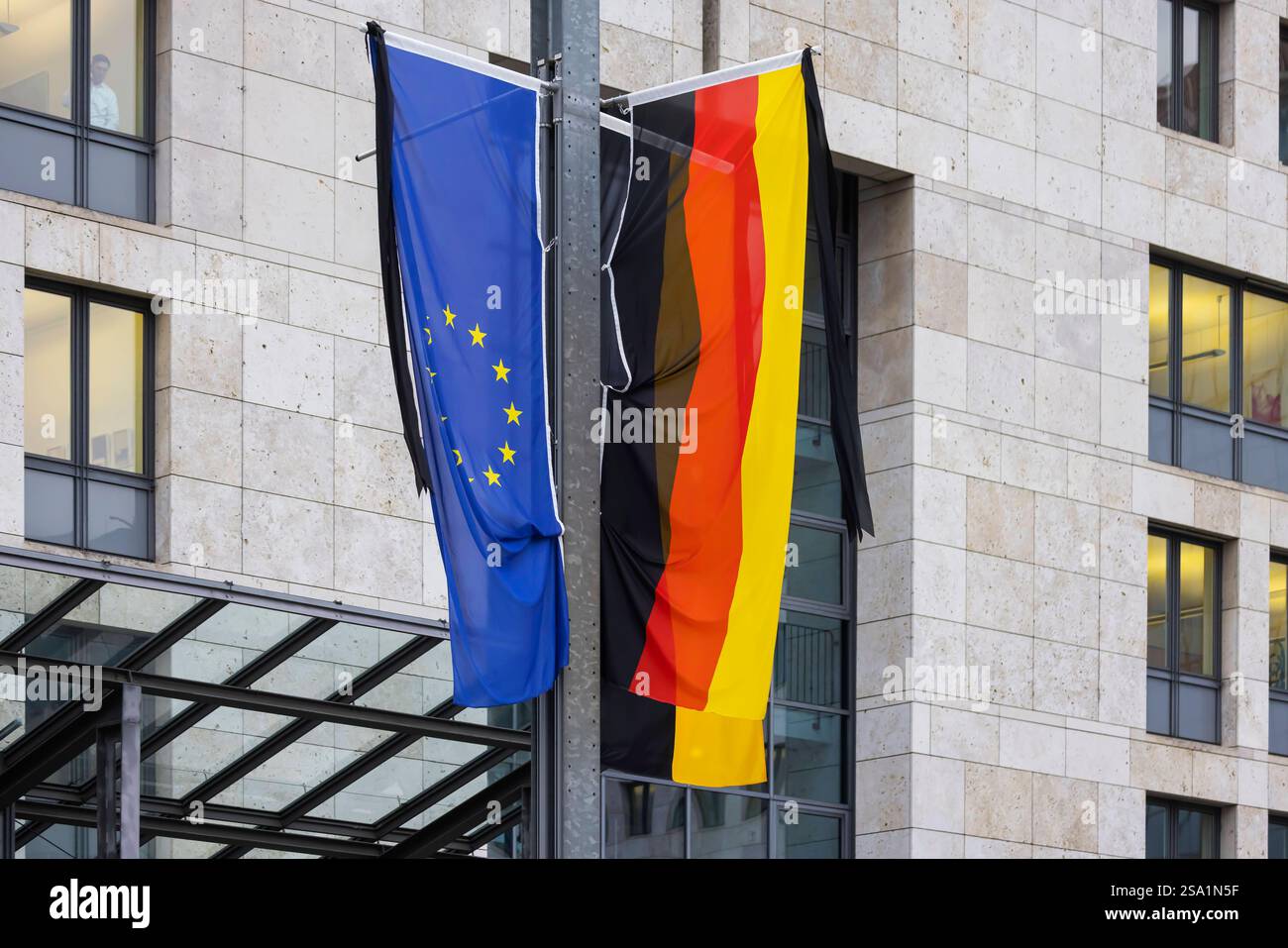 Flaggen auf Halbmast. Fahnen von Europa, Deutschland und der Landeshauptstadt Stuttgart mit ...