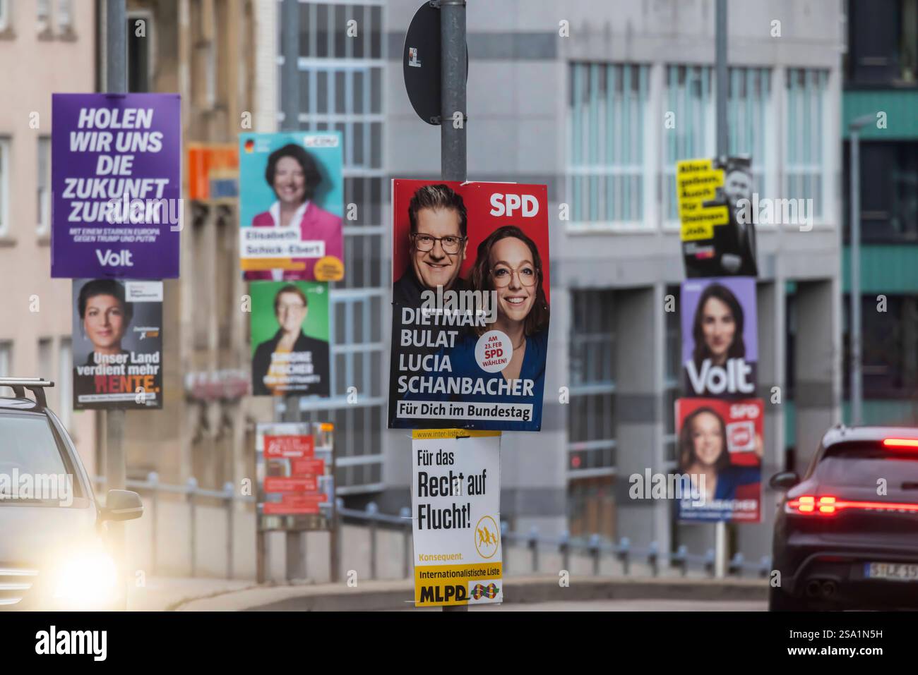 Wahlplakate zur Bundestagswahl 2025. BTW25. Zur Wahl sind bundesweit 41 Parteien zugelassen ...