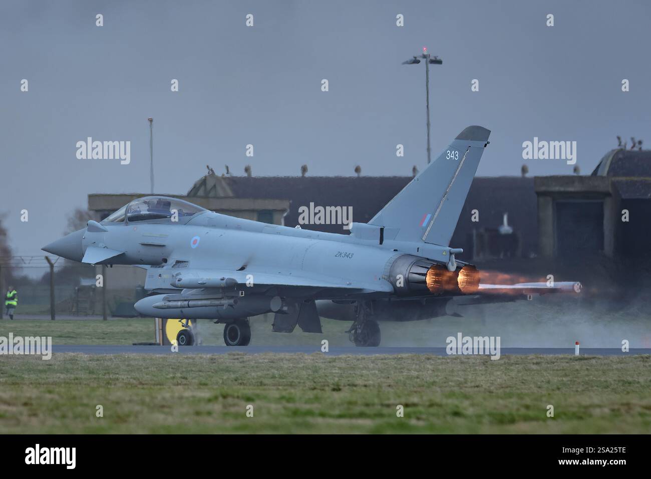 RAF Typhoons FGR4 startet mit Nachbrennern bei RAF Coningsby, Coningsby ...