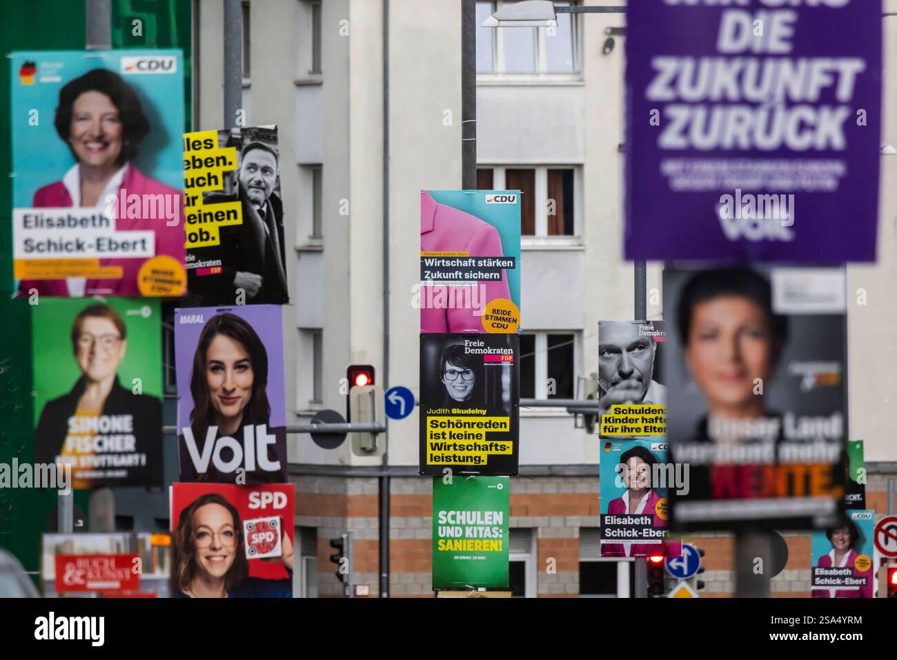 Wahlplakate zur Bundestagswahl 2025. BTW25. Zur Wahl sind bundesweit 41 Parteien zugelassen ...