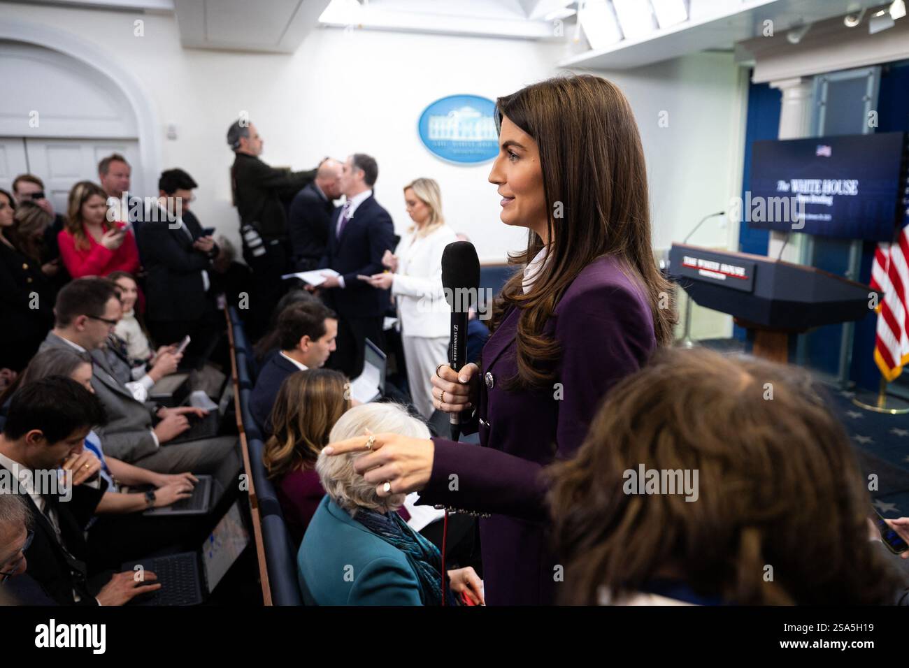 Washington, Usa. Januar 2025. CNN-Korrespondent Kaitlan Collins hält ...
