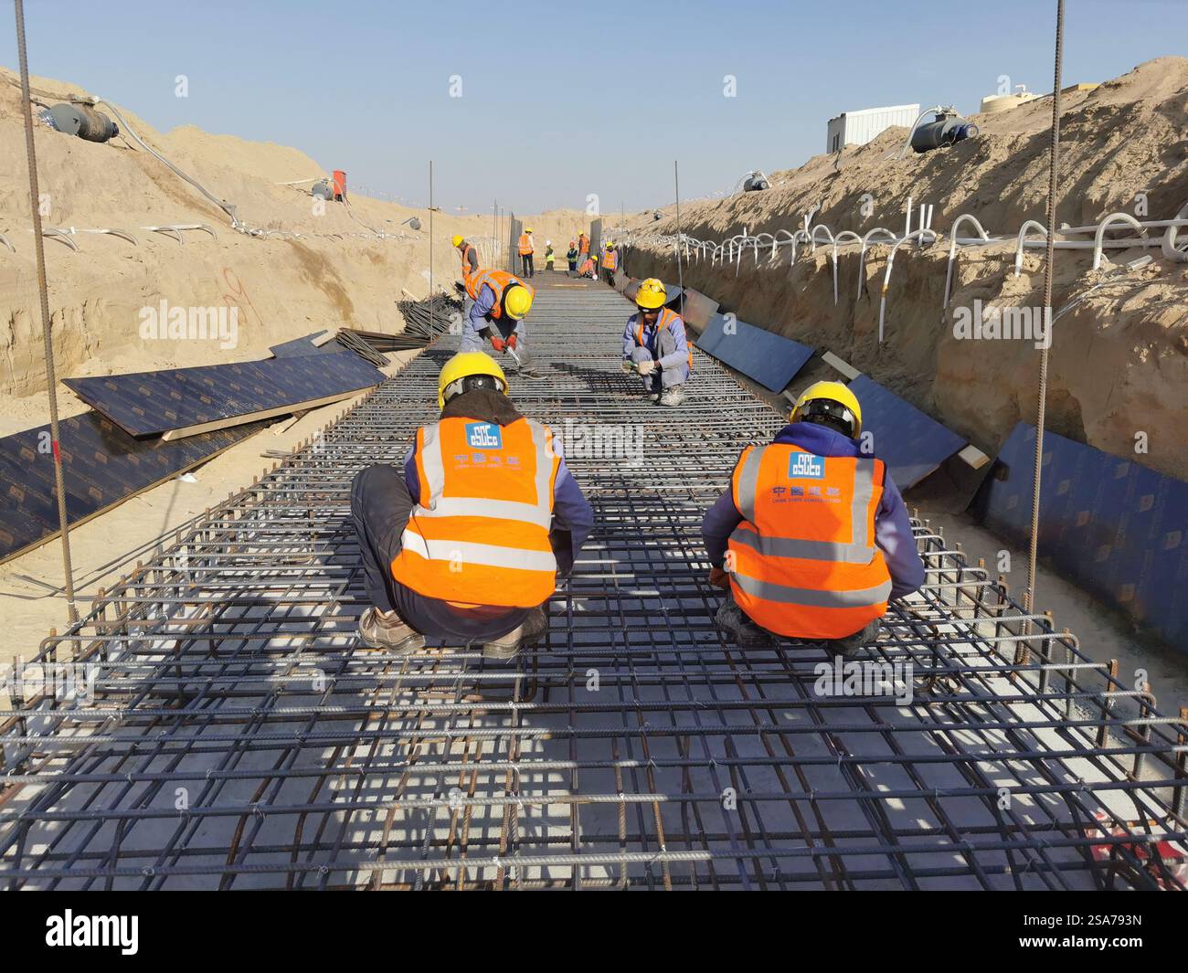 Gouvernement Ahmadi, Kuwait. Januar 2025. Mitarbeiter arbeiten auf der ...