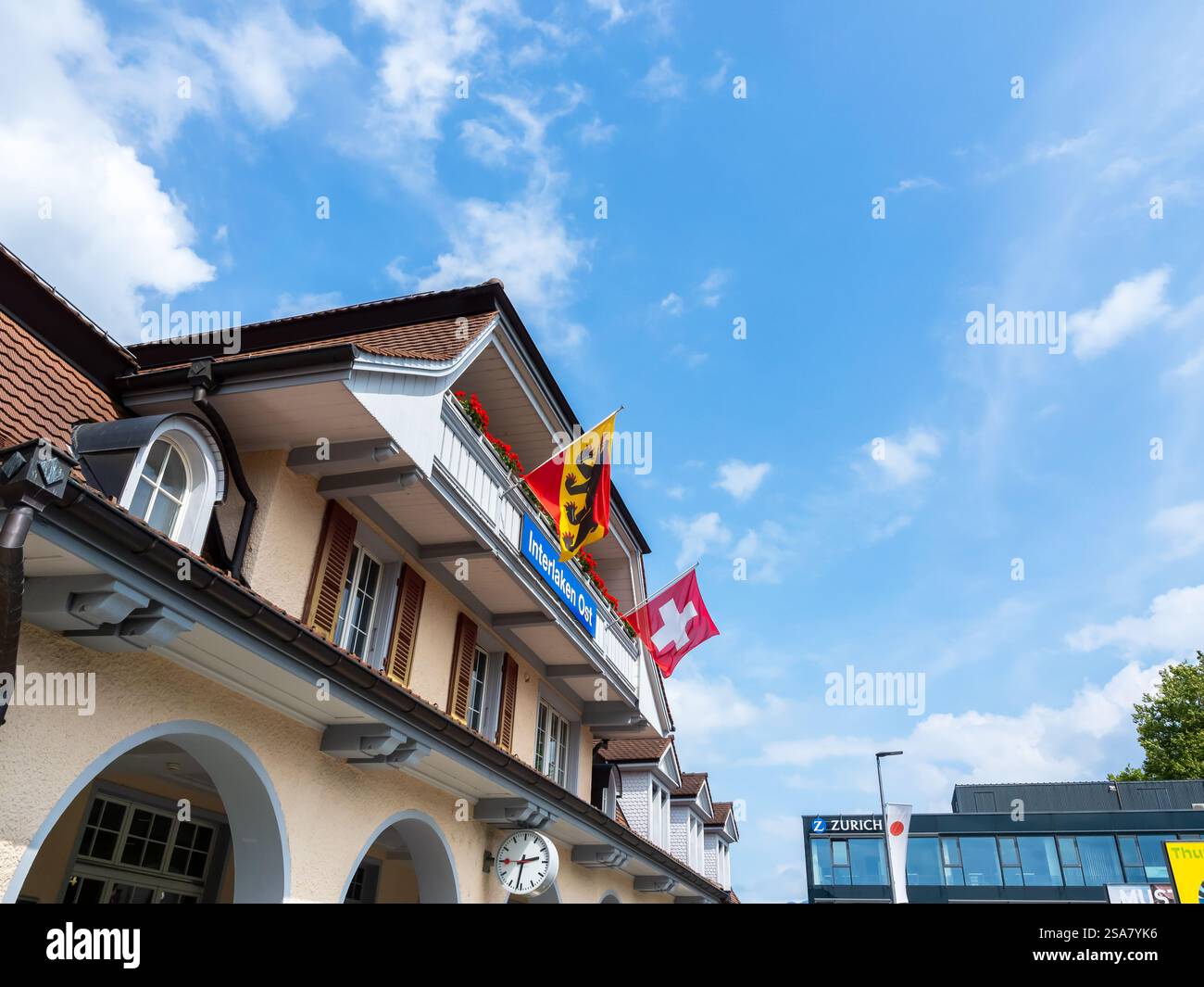 Interlaken, Schweiz - 21. August 2024 : die Schweizer Flagge und das ...