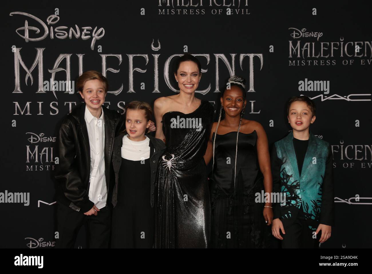 Angelina Jolie, Maddox Jolie-Pitt, Shiloh Jolie-Pitt, Vivienne Jolie ...
