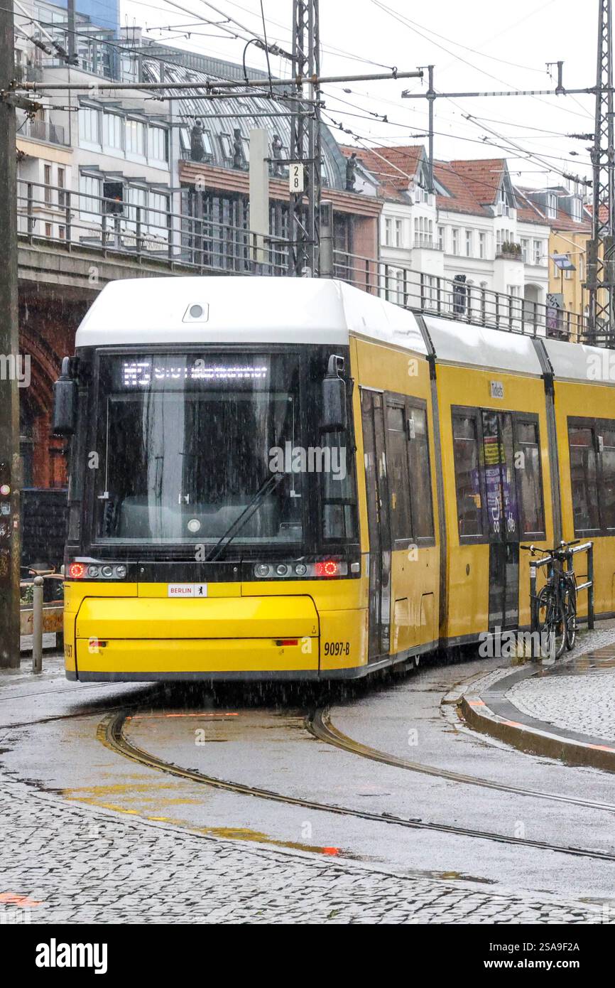 Straßenbahn der Berliner Verkehrsbetriebe BVG im Bereich der ...