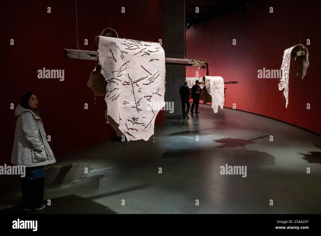 London, Großbritannien. 29. Januar 2025. „Prologue“, 2024, perlenbesetzte Kuhhäute, bei der ...