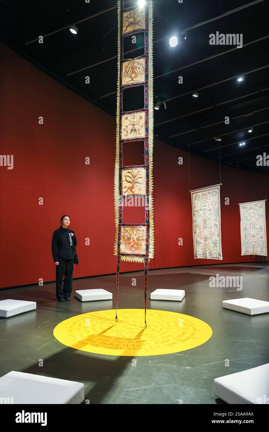 London, Großbritannien. Januar 2025. Ausstellungspersonal mit 'Epilog', 2024. „Citra Sasmita ...