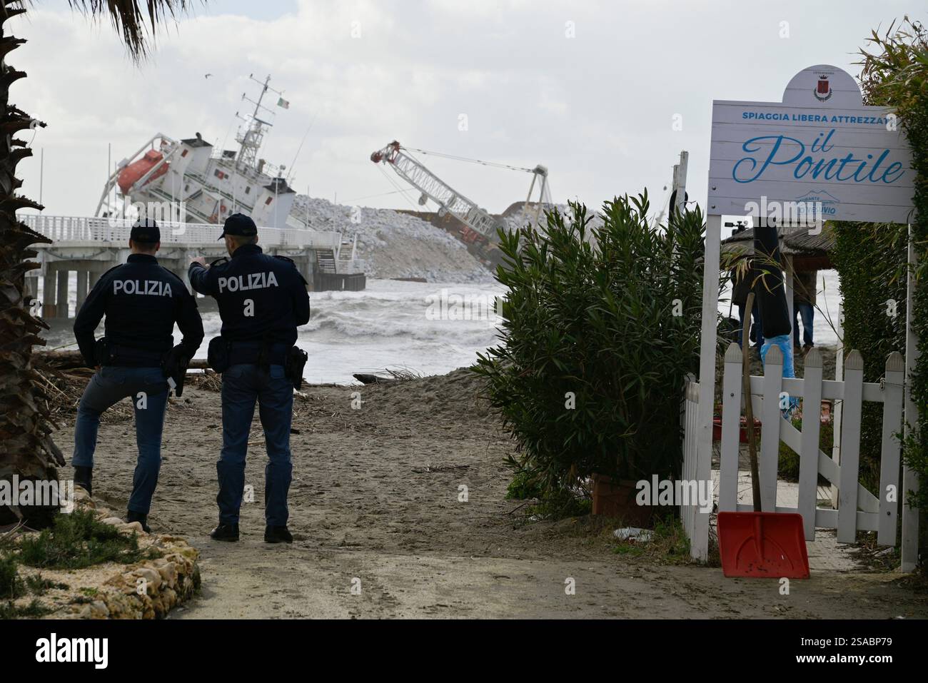 Massa-Carrara, Tuscany, Italien, 29. Januar 2025, Schiffbruch des ...