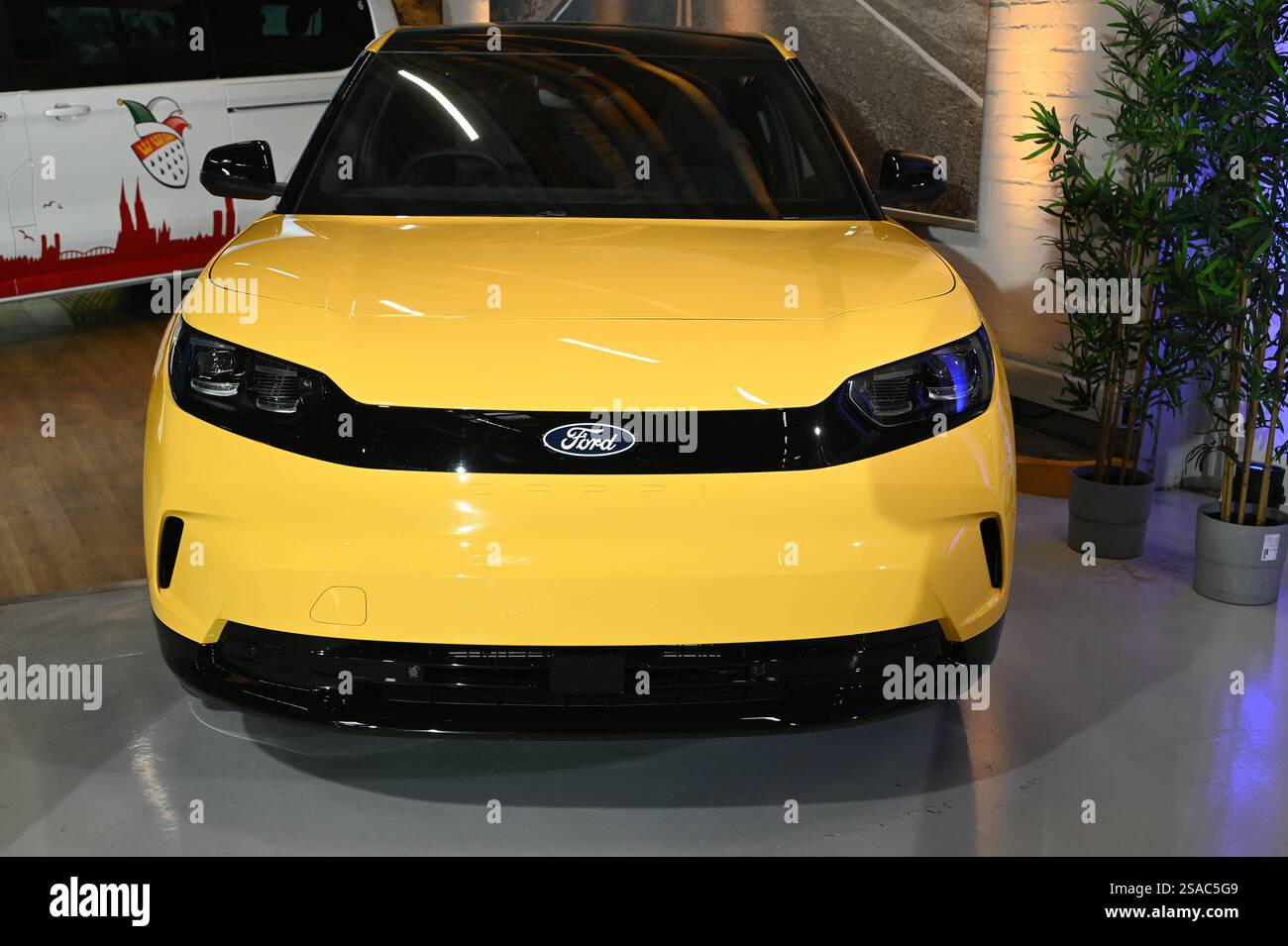 Logo, Schriftzug des Automobilherstellers FORD an einem gelben Ford ...