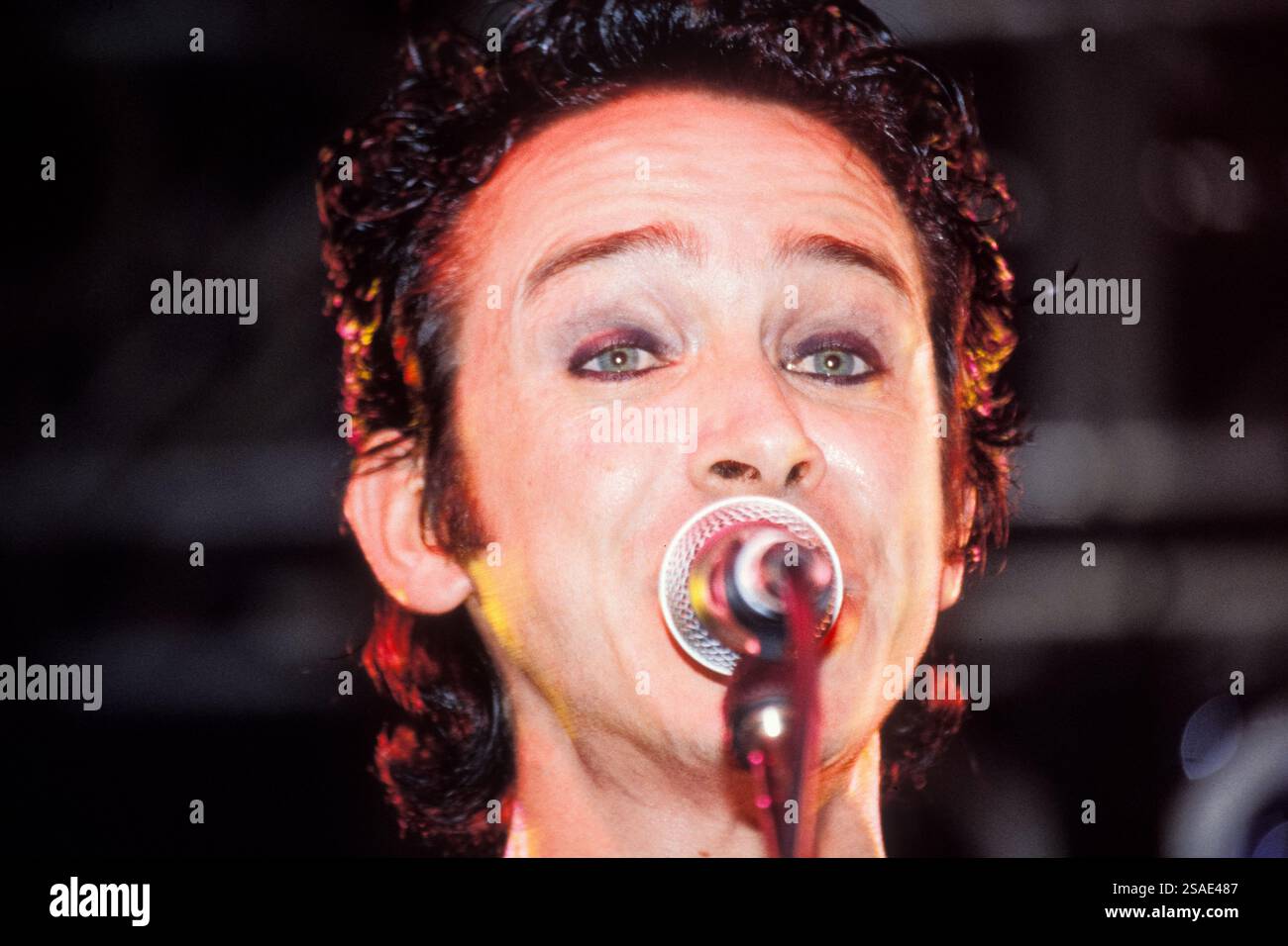 DAVID DEVANT, READING FESTIVAL, 1997: Mikey Georgeson, Leiter der Band ...