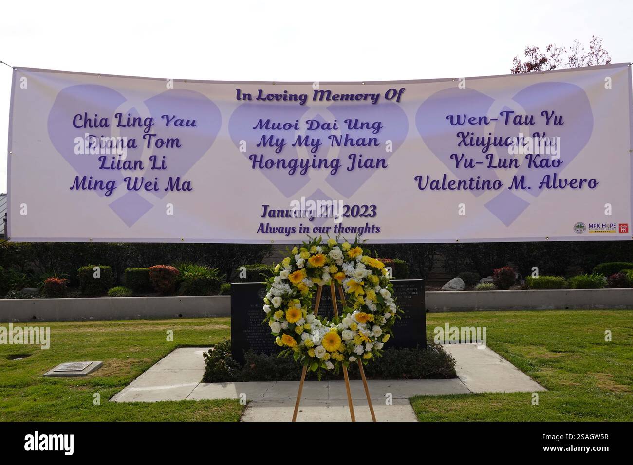 Ein Banner zur Erinnerung an den zweijährigen Jahrestag der ...