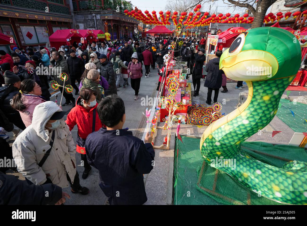 Peking, China. 30. Januar 2025. Touristen besuchen den Tempel von ...