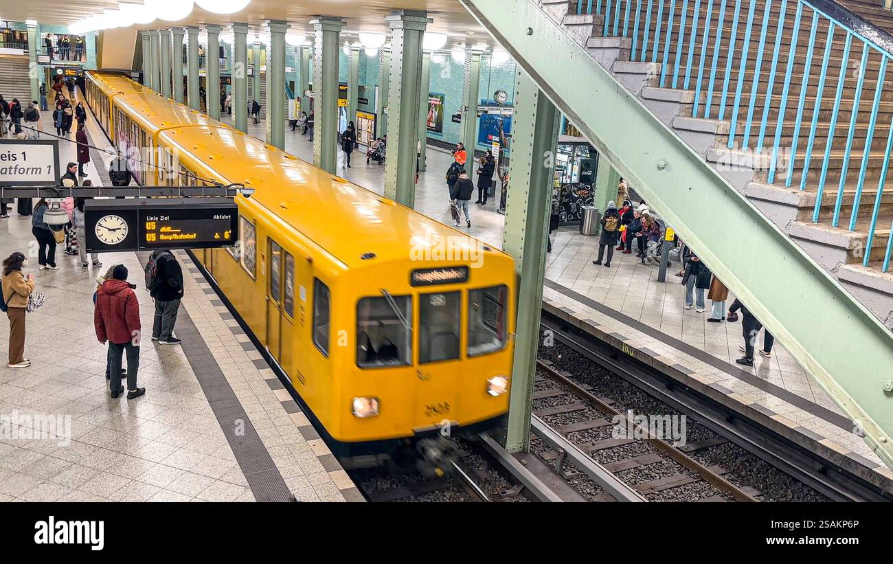 U-Bahn-Station Alexanderplatz. U-Bahn Zug der Berliner Verkehrsbetriebe BVG Linie U5 Ziel ...