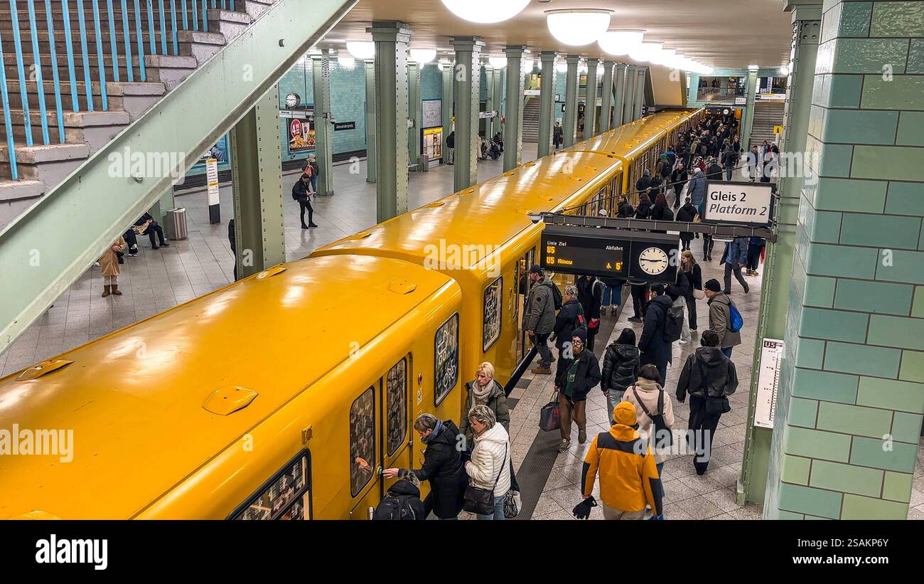 U-Bahn-Station Alexanderplatz. U-Bahn Zug der Berliner Verkehrsbetriebe BVG Linie U5 Ziel Hönow ...