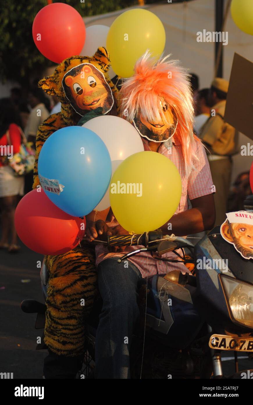 Darsteller auf Fahrrädern beim Goa Carnival in Panjim. Indien. Dies ist ...