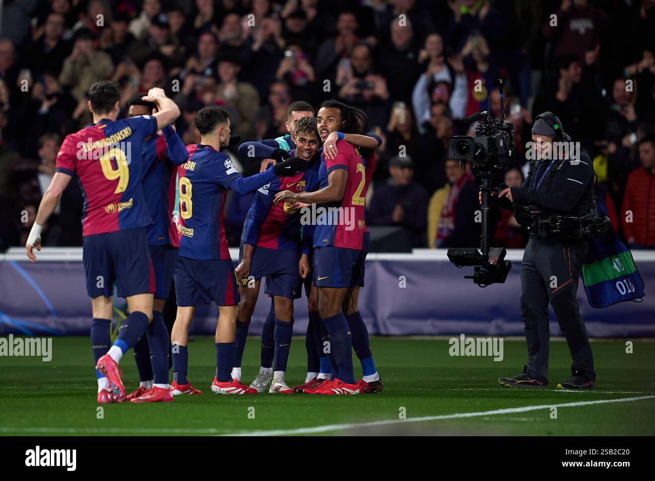 BARCELONA, SPANIEN - 29. JANUAR: Lamine Yamal vom FC Barcelona feiert ...