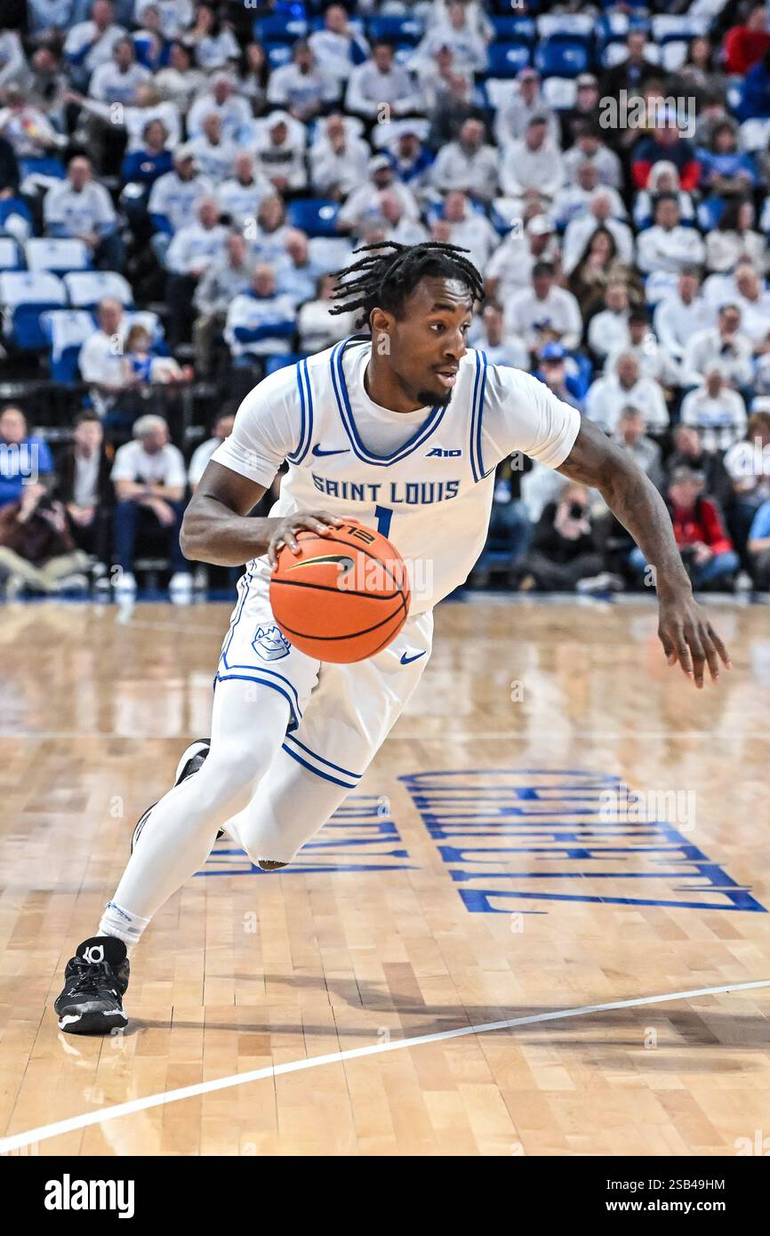 31. JANUAR 2025: Saint Louis Billikens Garde Isaiah Swope (1) dribbelt ...