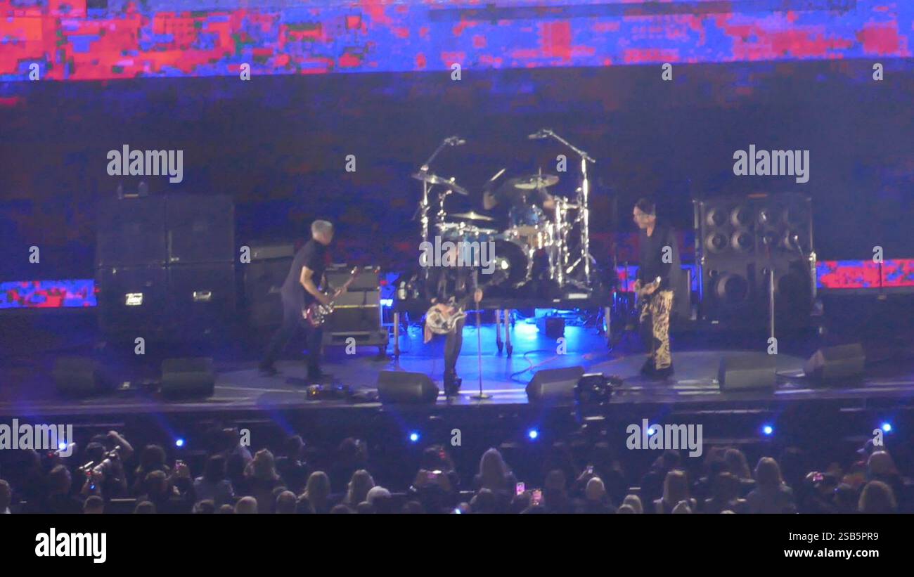 Inglewood, Kalifornien, USA 30. Januar 2025 Sängerin Joan Jett und Nirvana mit dem Musiker Dave ...