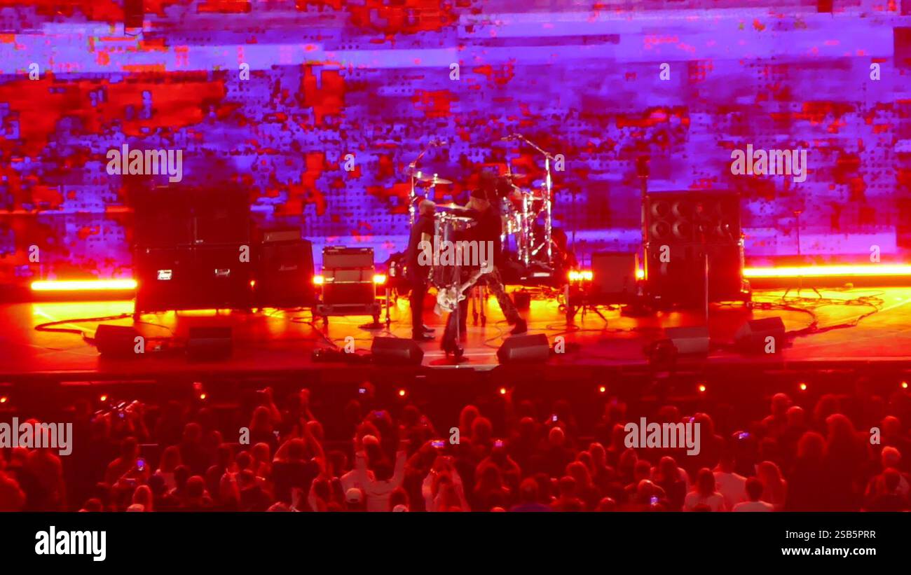 Inglewood, Kalifornien, USA 30. Januar 2025 Sängerin Joan Jett und Nirvana mit dem Musiker Dave ...