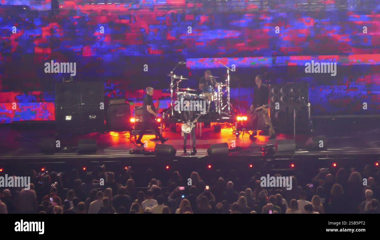 Inglewood, Kalifornien, USA 30. Januar 2025 Sängerin Joan Jett und Nirvana mit dem Musiker Dave ...