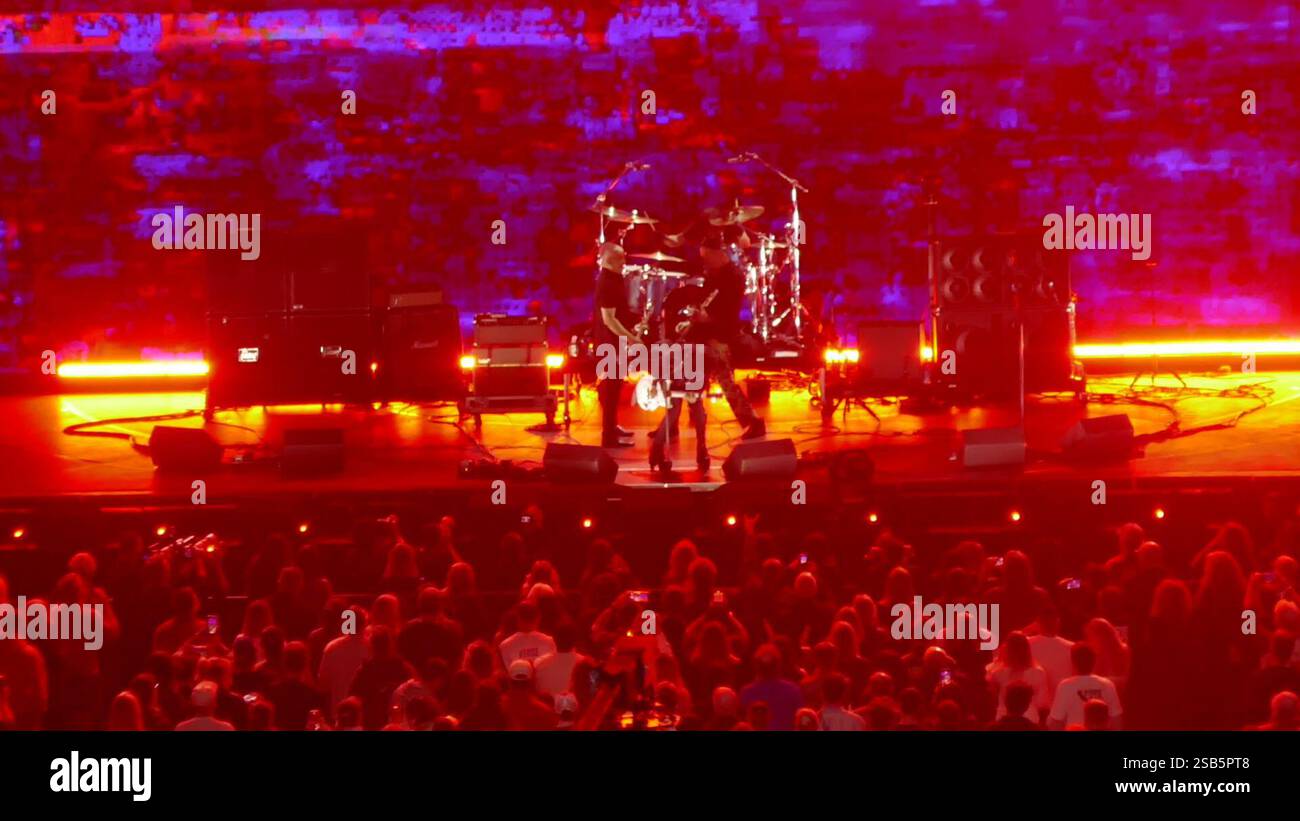 Inglewood, Kalifornien, USA 30. Januar 2025 Sängerin Joan Jett und Nirvana mit dem Musiker Dave ...