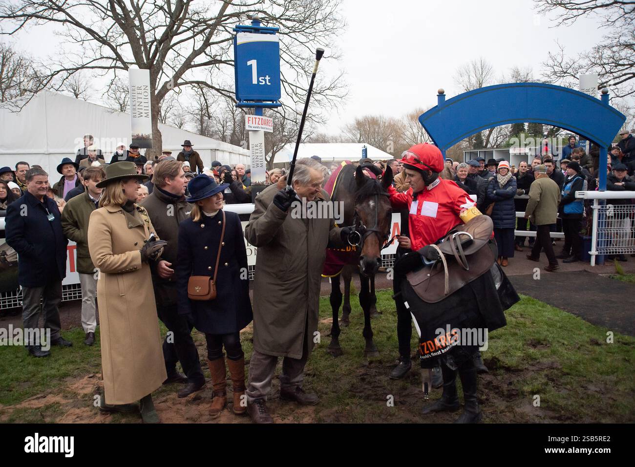 BILDER ABLEGEN. Februar 2025. Rennpferdbesitzer John Hales (4. Links ...