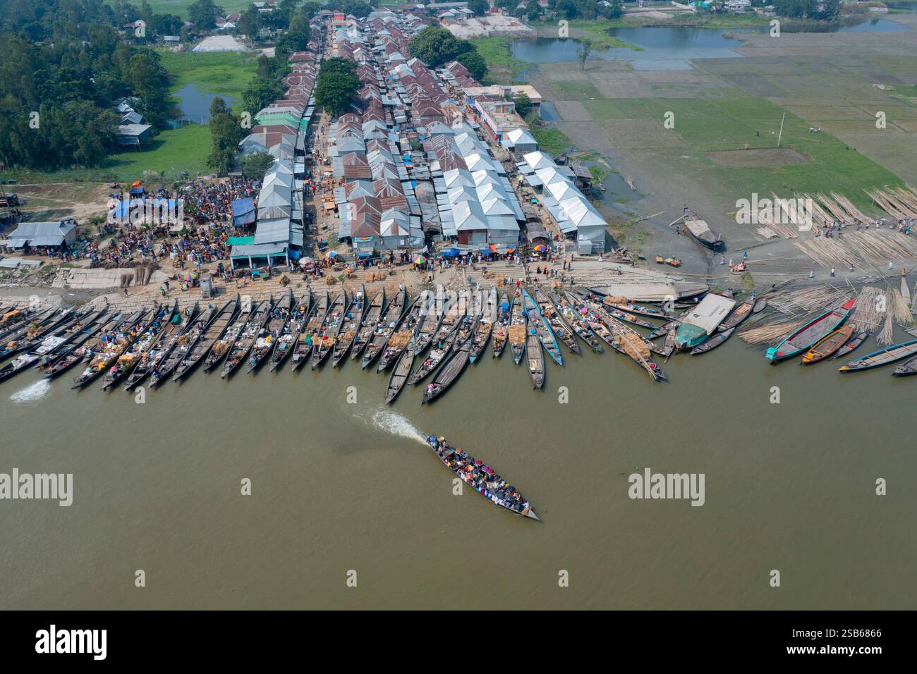 Blick aus der Vogelperspektive auf den belebten Basar am Flussufer Nakalia mit einer Flotte von ...