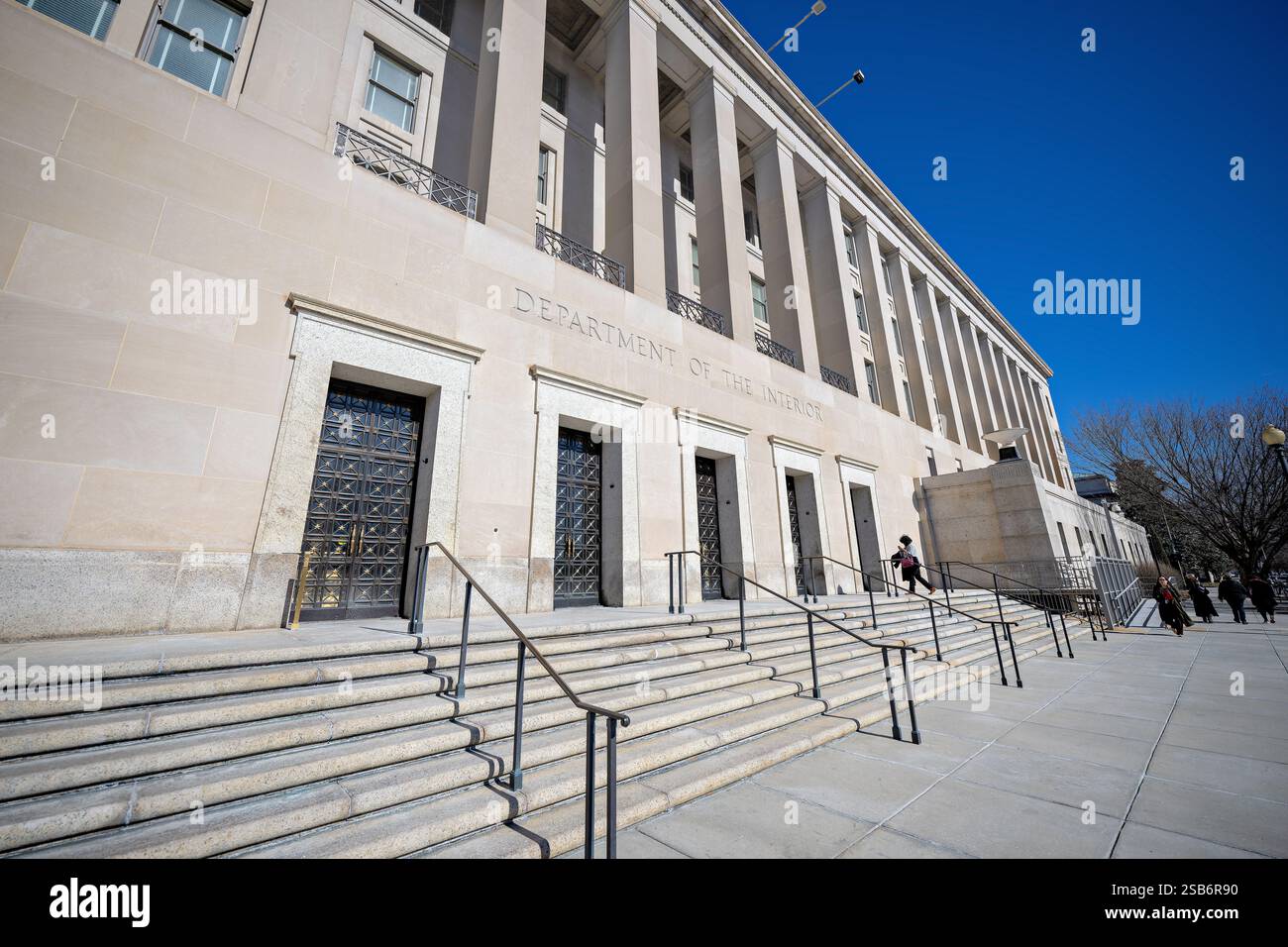 WASHINGTON DC – der Eingang der C Street zum Stewart Lee Udall ...
