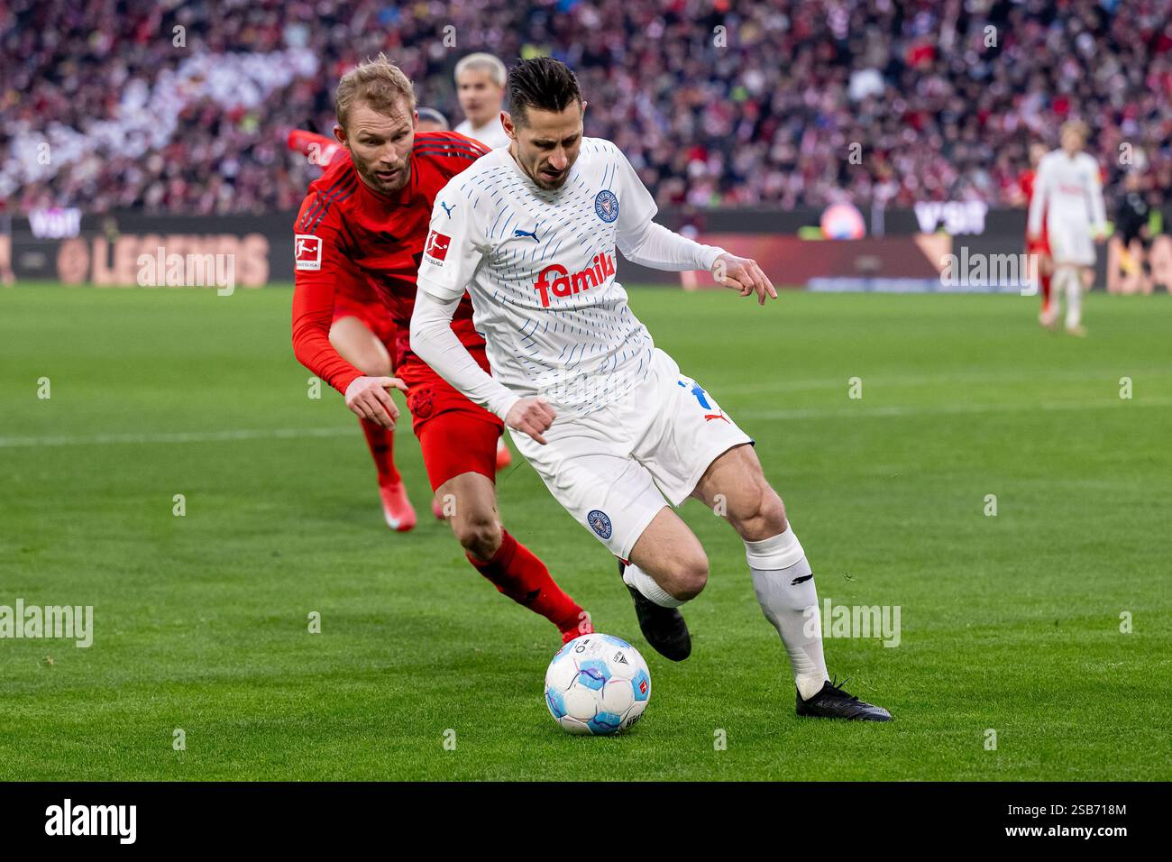 Kampf um den Ball / Zweikampf zwischen Konrad Laimer (FC Bayern München ...