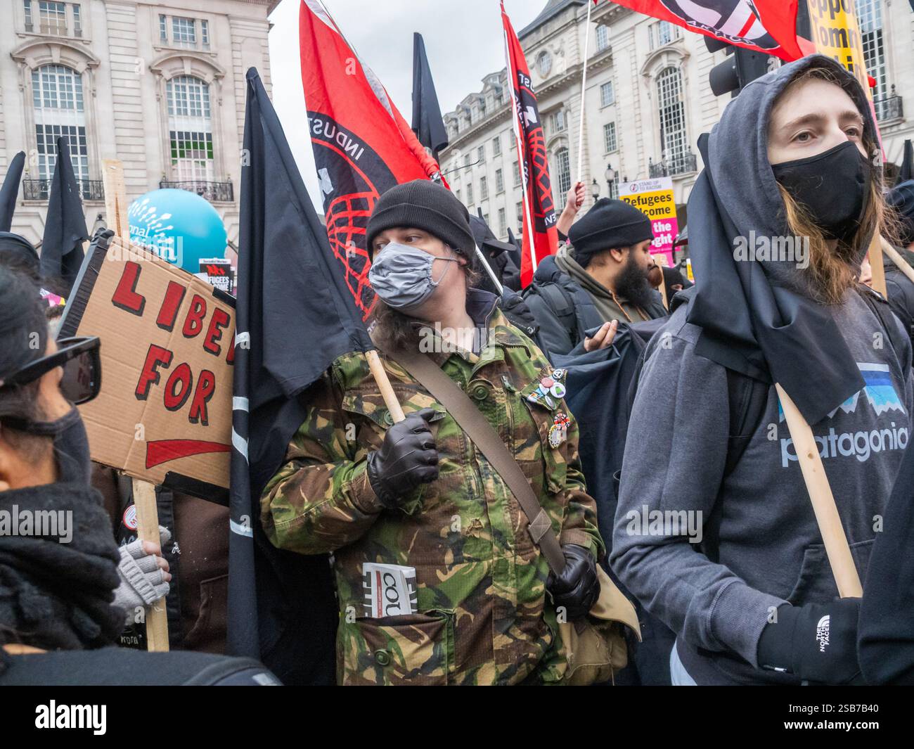 London, Großbritannien. Februar 2025. Schwarzer Block. Antifaschisten ...