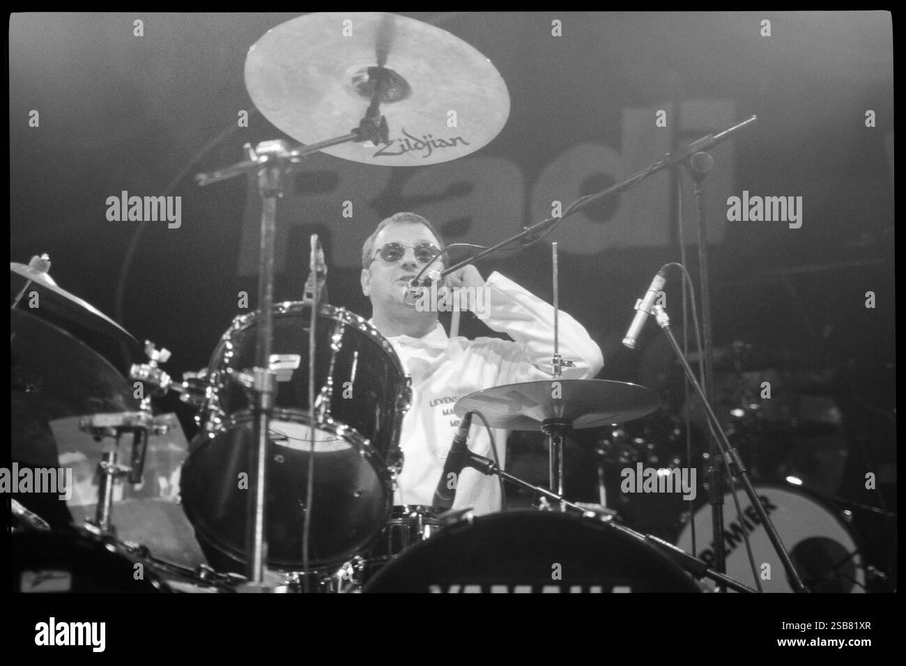 SHIREHORSES, KONZERT, 1998: Mark Radcliffe am Schlagzeug der Comedyband ...