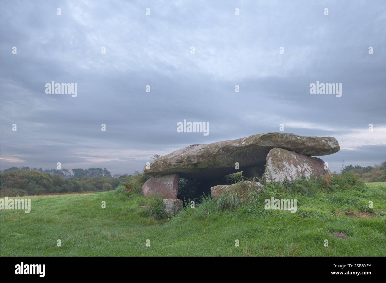 Dolmen von kerguntuil -Fotos und -Bildmaterial in hoher Auflösung – Alamy