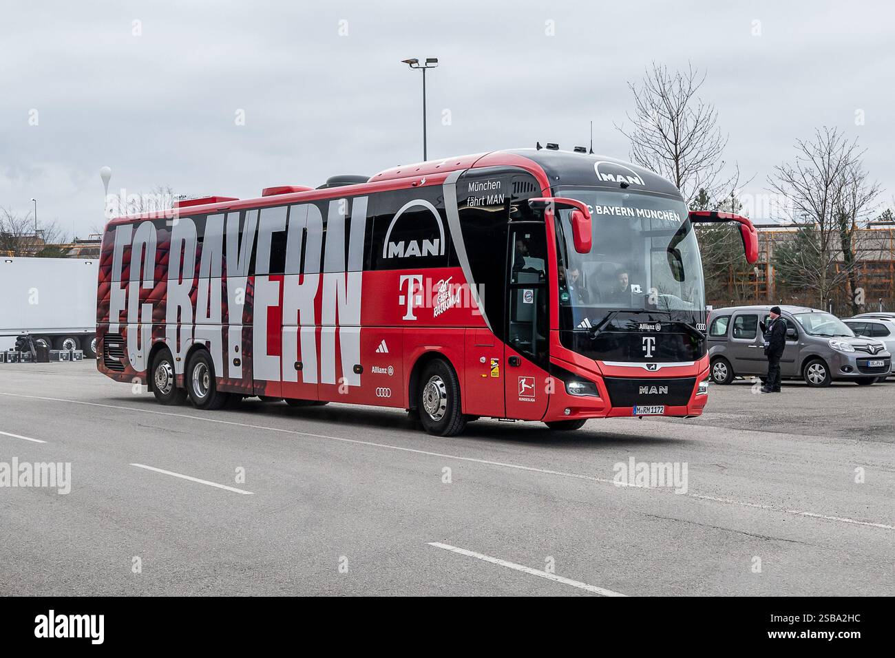 Ankunft Teambus / Mannschaftsbus des FC Bayern München an der Arena ...