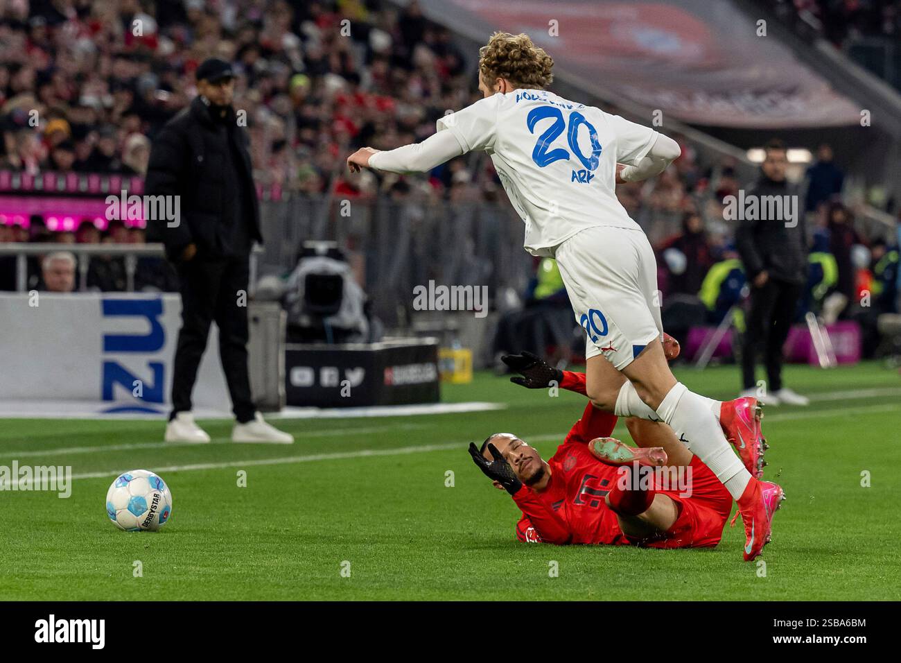 Kampf um den Ball / Zweikampf zwischen Jann-Fiete Arp (Holstein Kiel, #20) und Leroy Sane (FC ...