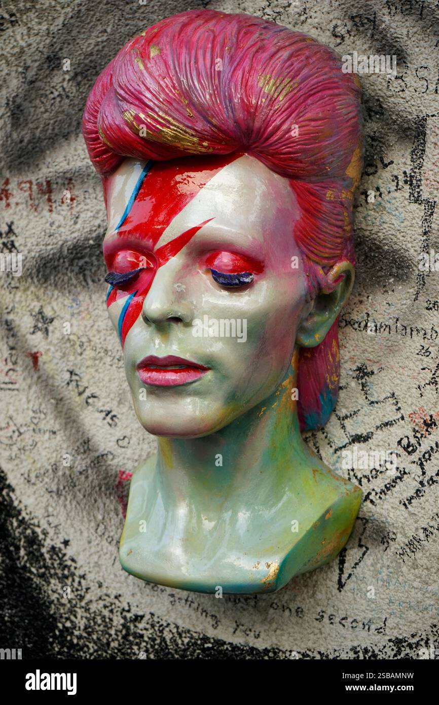 David Bowie-Bueste vor dem Haus in der Hauptstraße in Berlin-Schöneberg ...