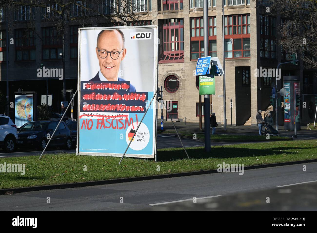 Ein beschmiertes Wahlplakt der CDU mit dem Kanzlerkandidat Friedrich ...