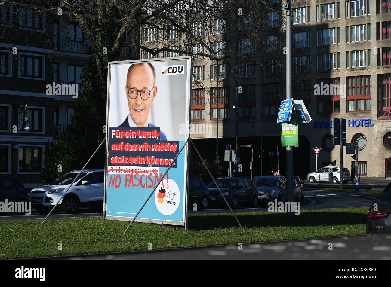 Ein beschmiertes Wahlplakt der CDU mit dem Kanzlerkandidat Friedrich ...