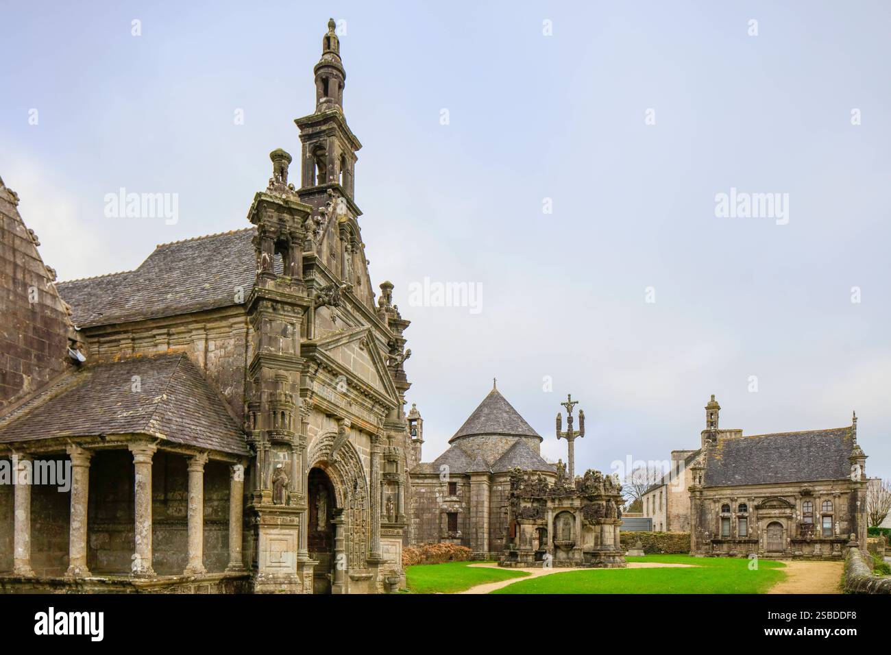 Beinhaus, Seitenportal, Kalvarienberg und Kapelle, Umfriedeter Pfarrbezirk Enclos paroissial ...
