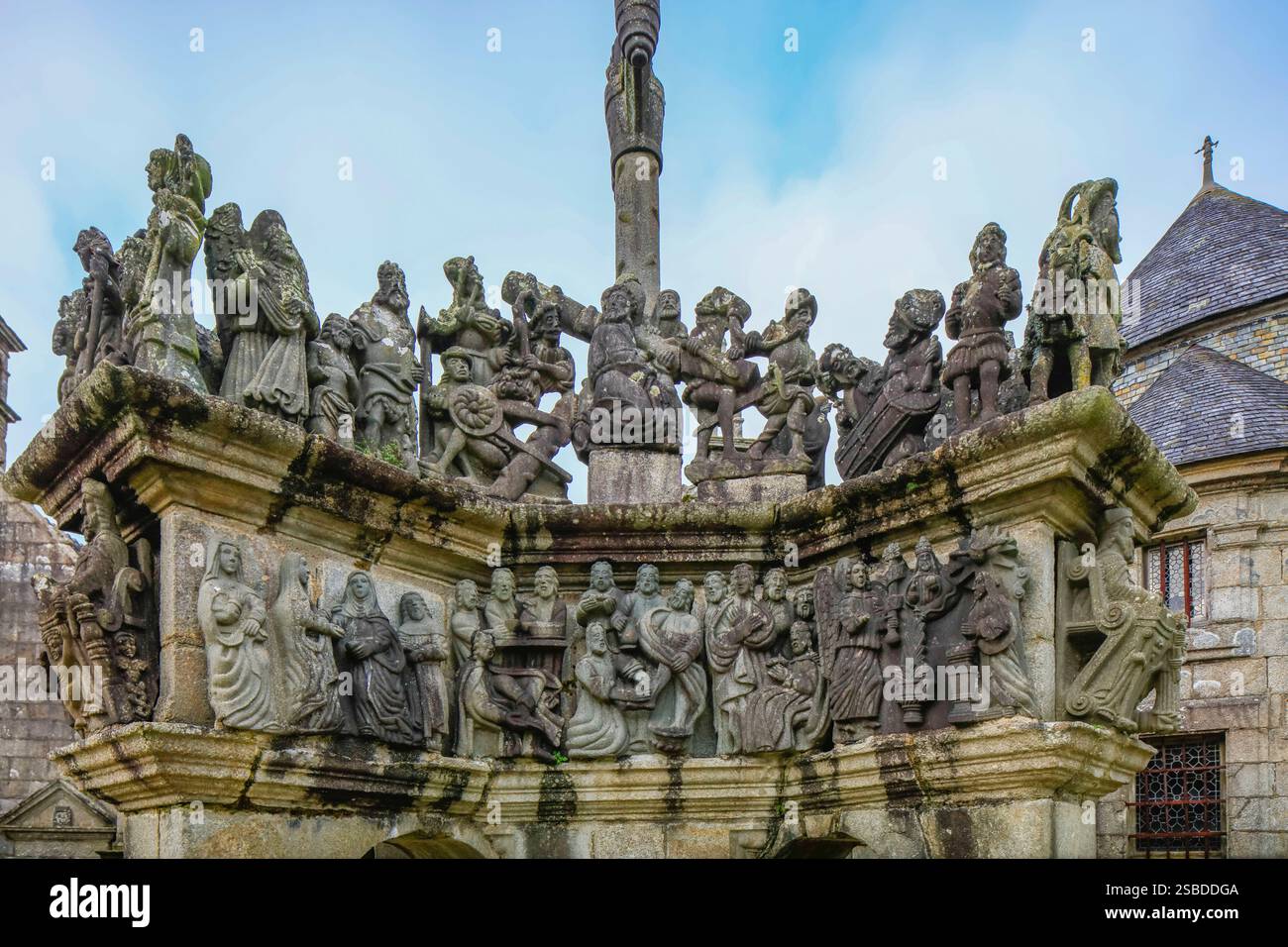 Figurengruppen Jesus fiel unterm Kreuz, Kalvarienberg, Umfriedeter Pfarrbezirk Enclos paroissial ...