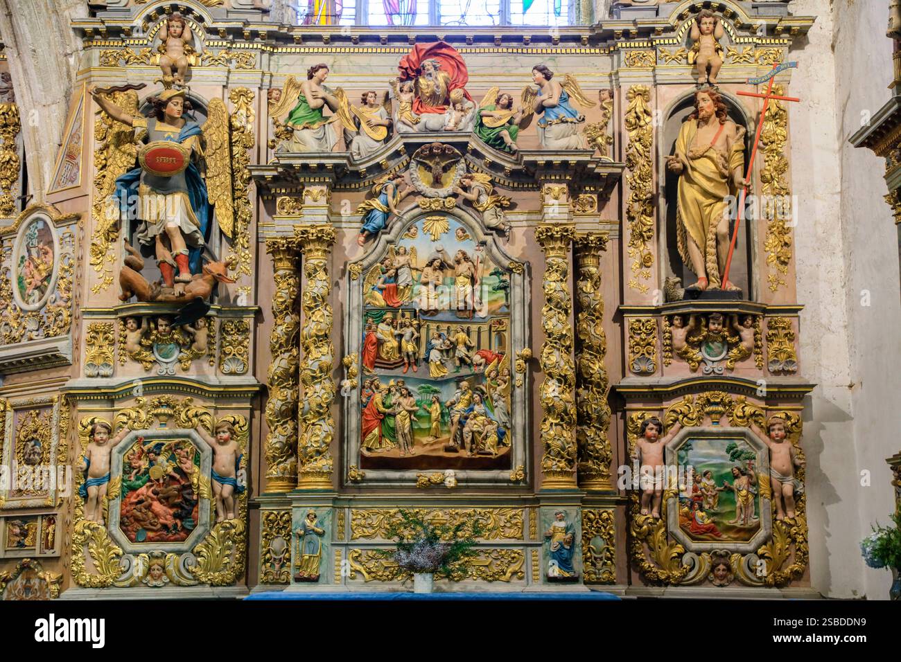 Altar im Seitenschiff im Stil des Barock, Umfriedeter Pfarrbezirk Enclos paroissial, Kirche ...
