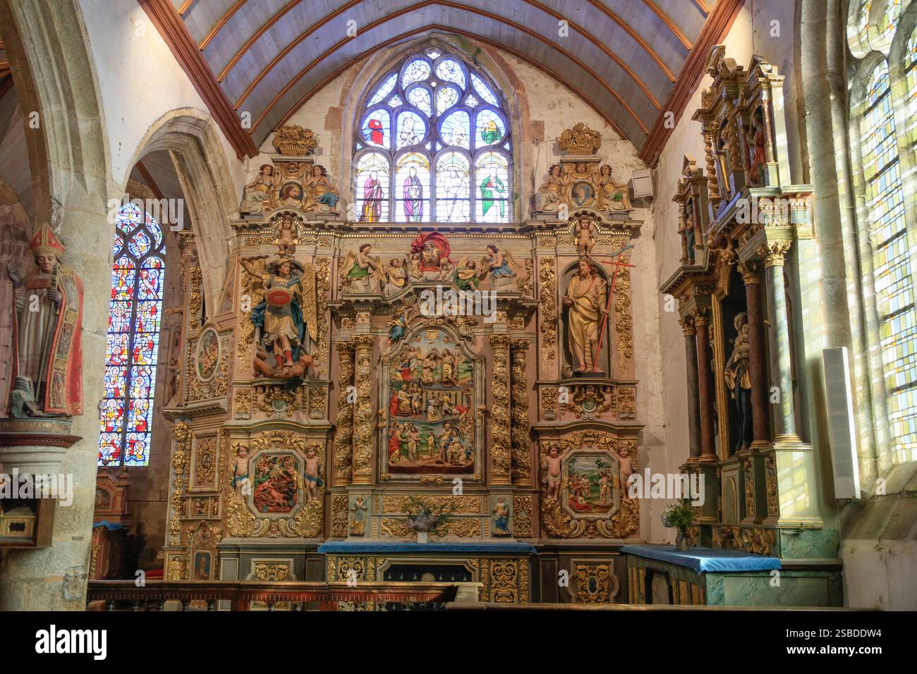 Altar im Seitenschiff im Stil des Barock, Umfriedeter Pfarrbezirk Enclos paroissial, Kirche ...