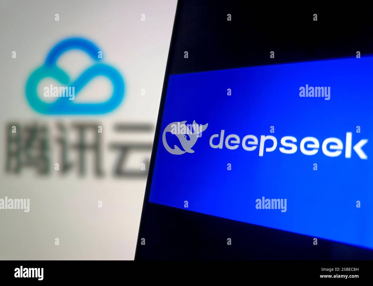 SUQIAN, CHINA - 3. FEBRUAR 2025 - ein Foto zeigt das DeepSeek-LOGO auf einem Smartphone mit ...