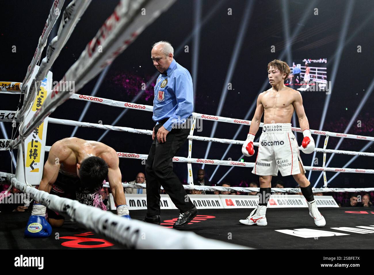 Die japanische Meisterin Naoya Inoue (weiße Handschuhe) schlägt den ...