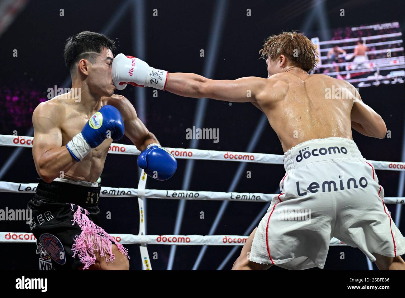 Champion Naoya Inoue (weiße Handschuhe) aus Japan und Herausforderer ...