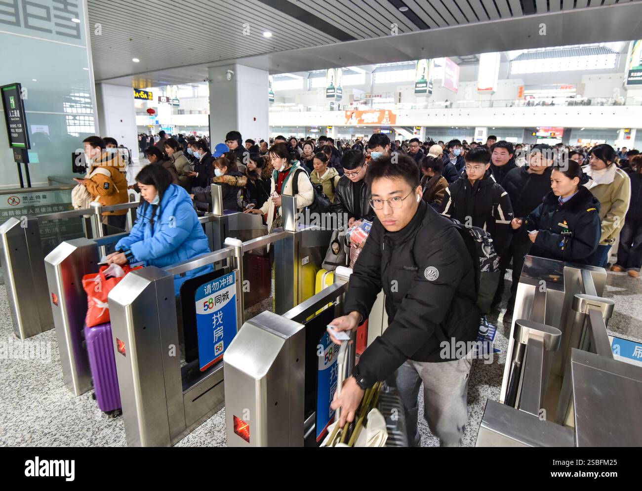 Passagiere nehmen einen Zug durch den Check-in-Bahnhof in der ...