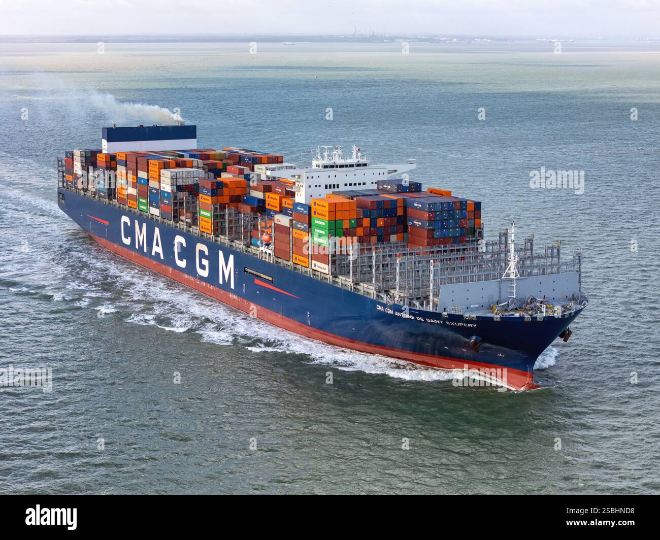 Luftaufnahme des französischen Containerschiffs CMA CGM Antoine de Saint Exupery auf See ...